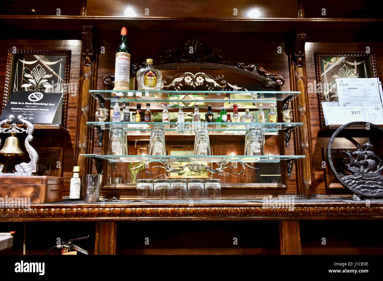 Old bar counter hi-res stock photography and images - Alamy