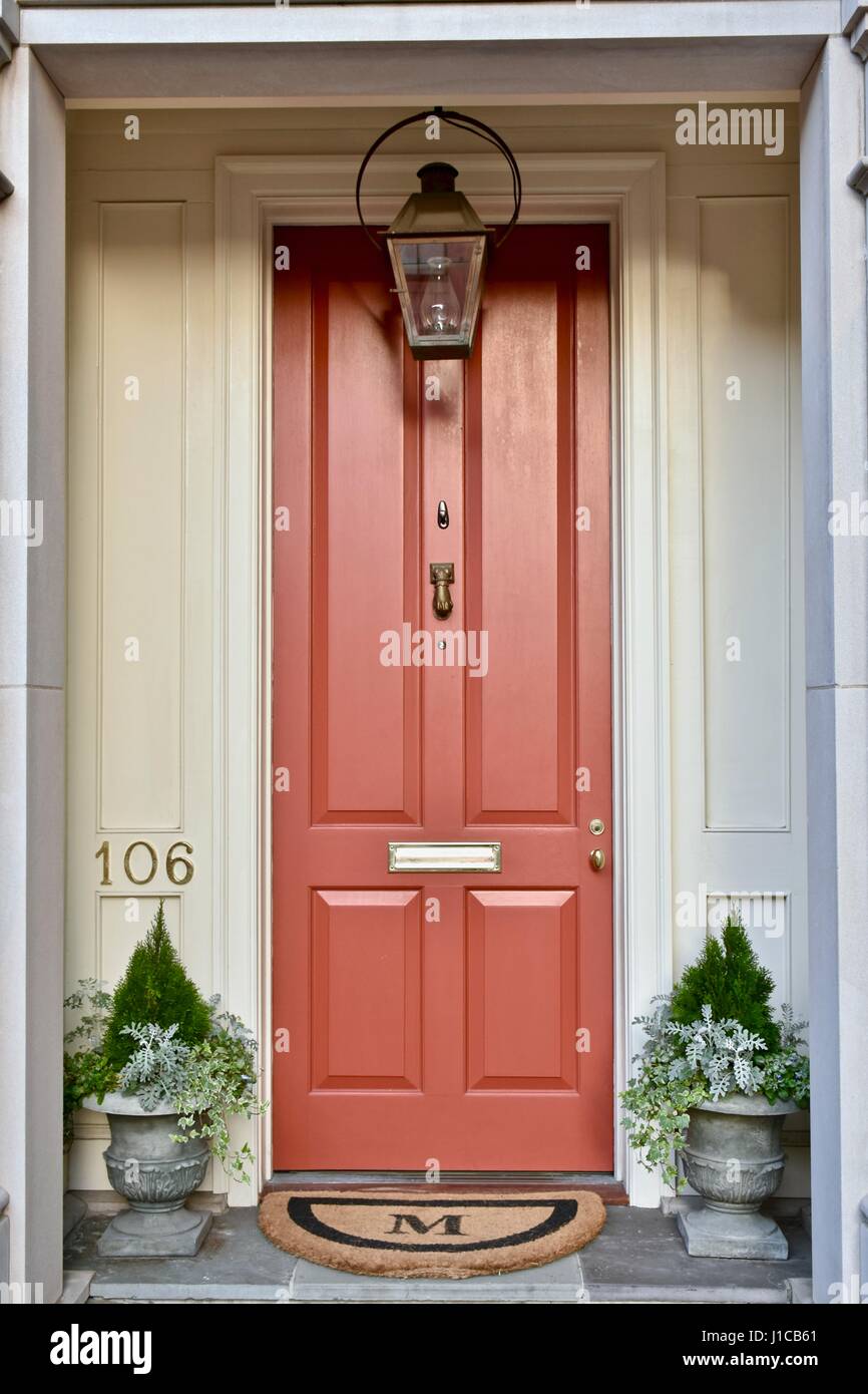 Red door entrance on colonial house Stock Photo - Alamy