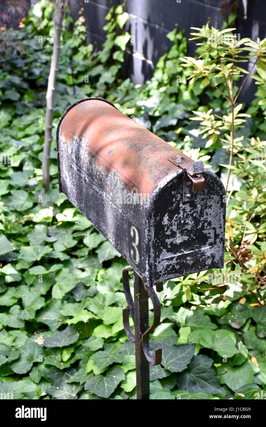Old rusty mailbox hi-res stock photography and images - Alamy