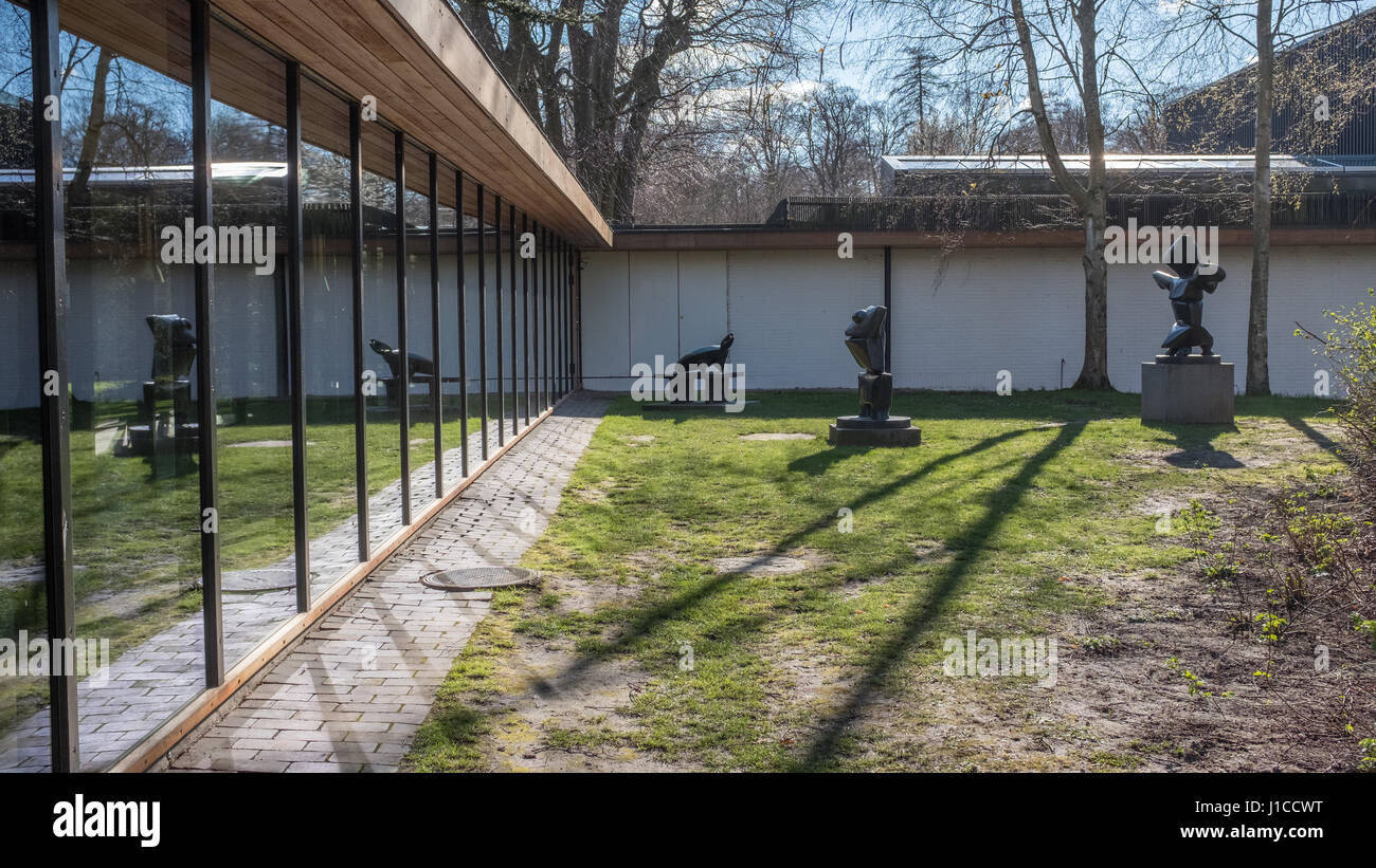 Modern sculptures on the shore hi-res stock photography and images - Alamy