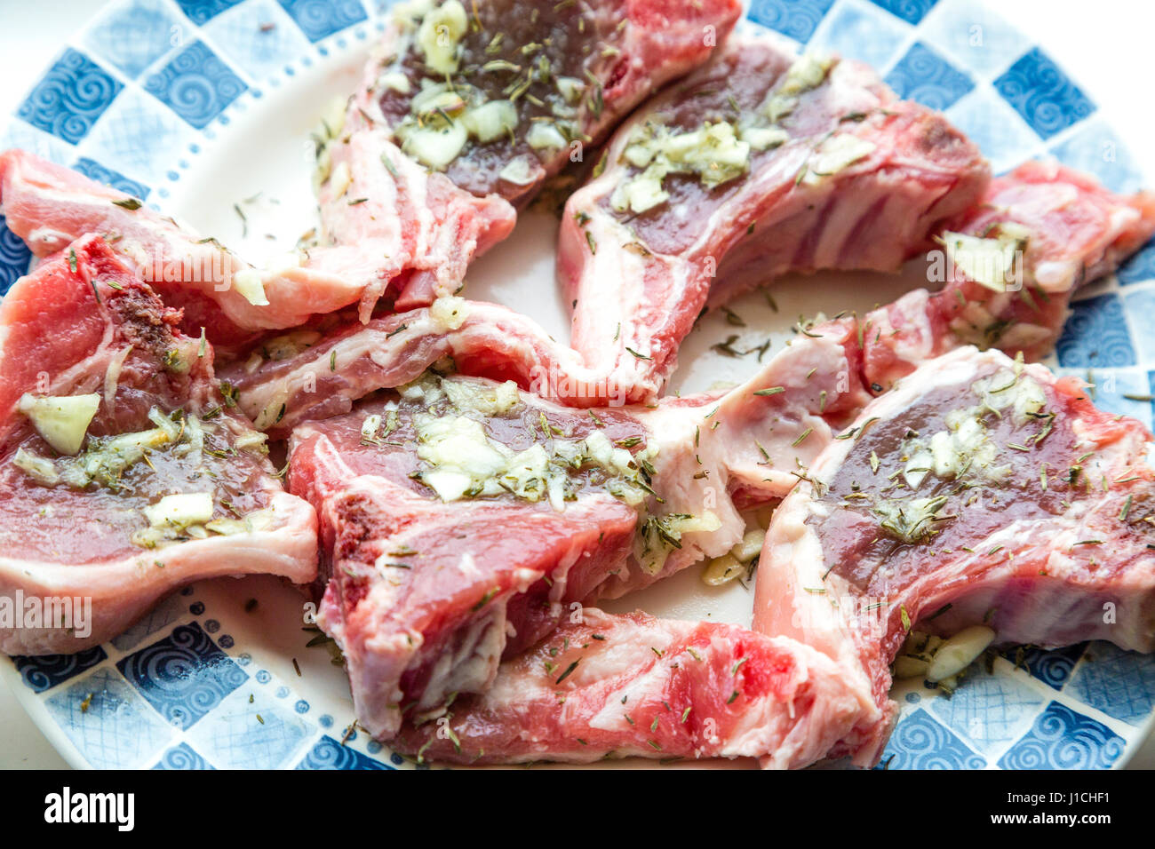Raw lamb chops with garlic and thyme Stock Photo - Alamy