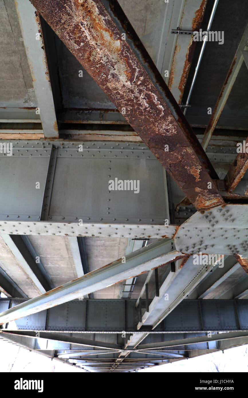 infrastructure - Rust and damage to the Brent Spence Bridge that ...