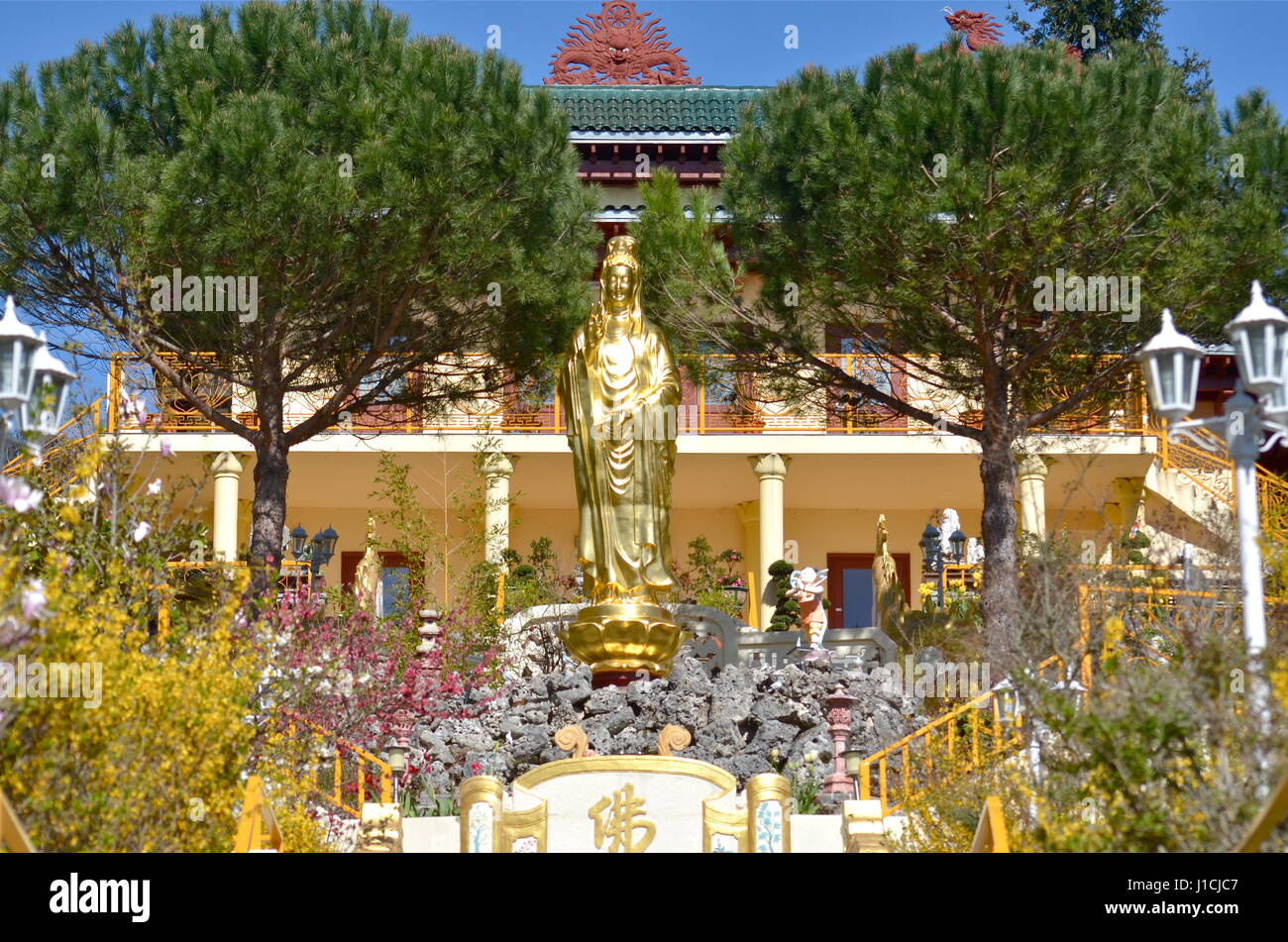 The Tien Minh Pagoda: an insolit buddhist sanctuary in the capitale of ...
