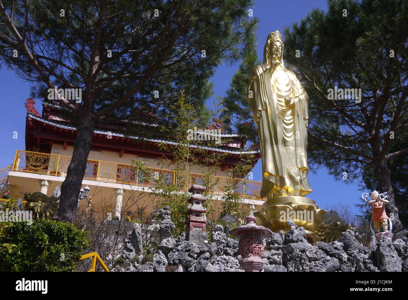 The Tien Minh Pagoda: an insolit buddhist sanctuary in the capitale of ...
