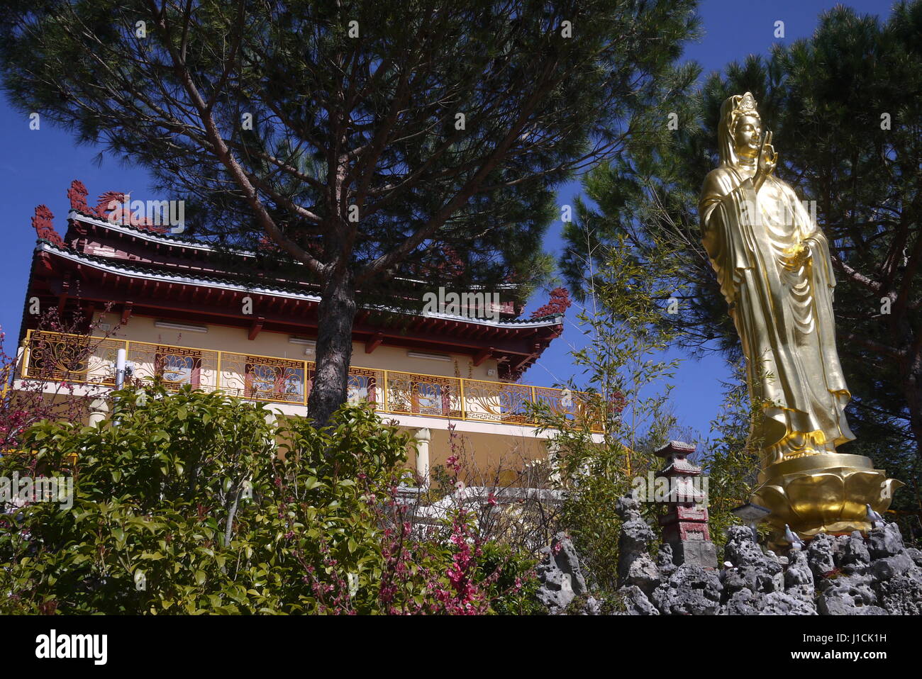 The Tien Minh Pagoda: an insolit buddhist sanctuary in the capitale of ...