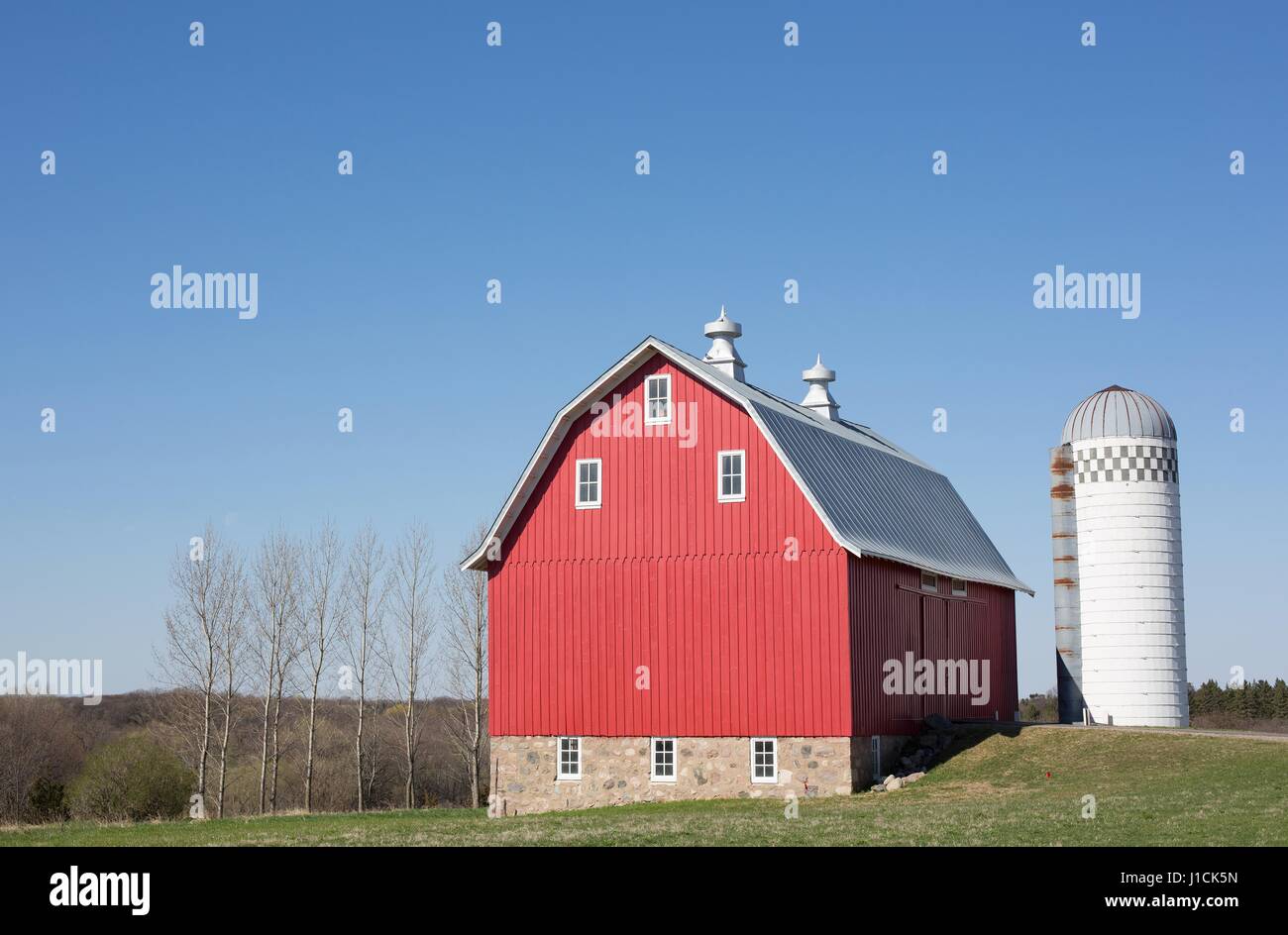 American red barn farm silo hi-res stock photography and images - Alamy