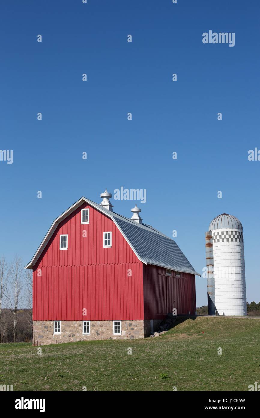 American red barn farm silo hi-res stock photography and images - Alamy