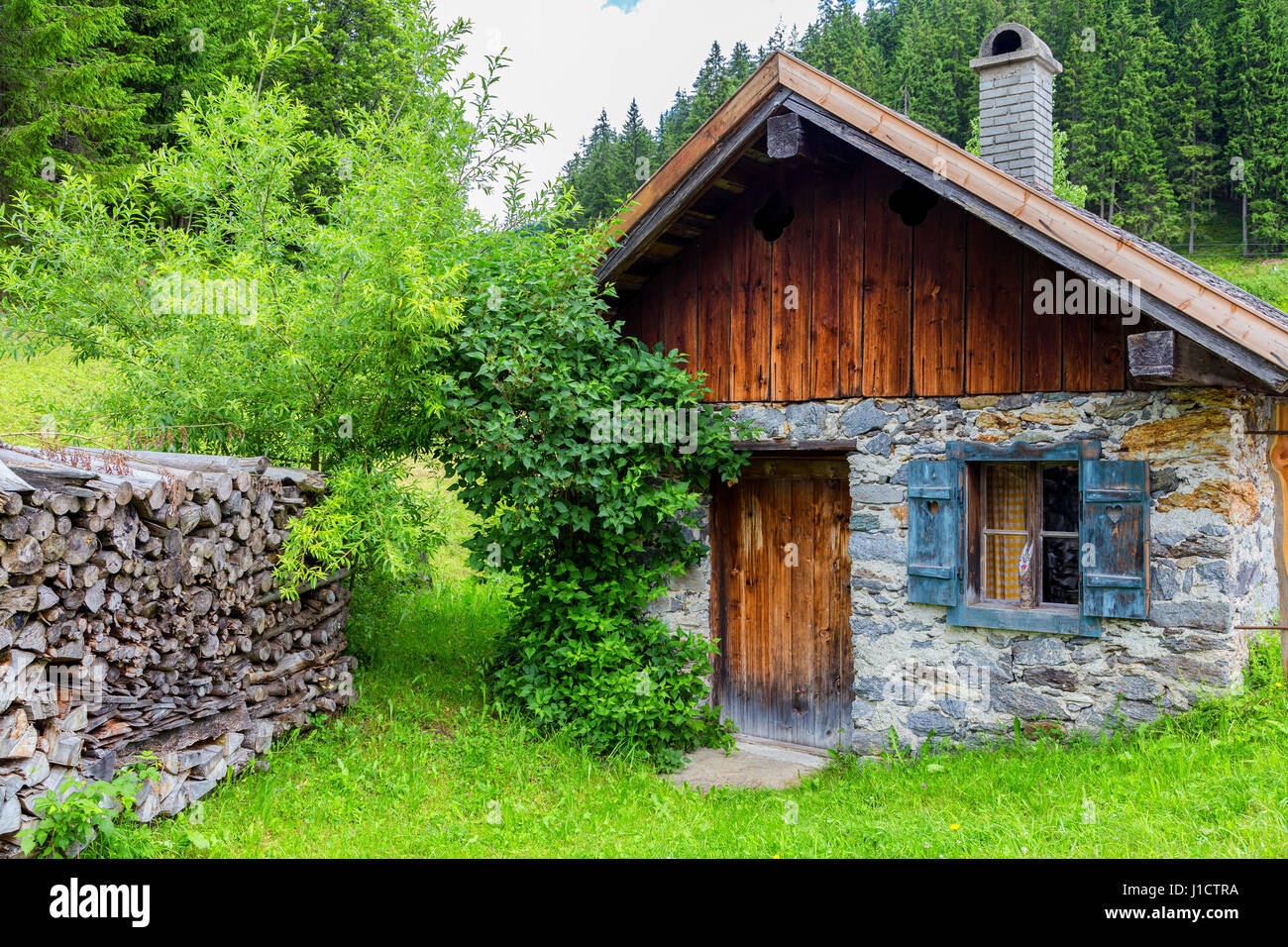 Traditional cabin hi-res stock photography and images - Alamy