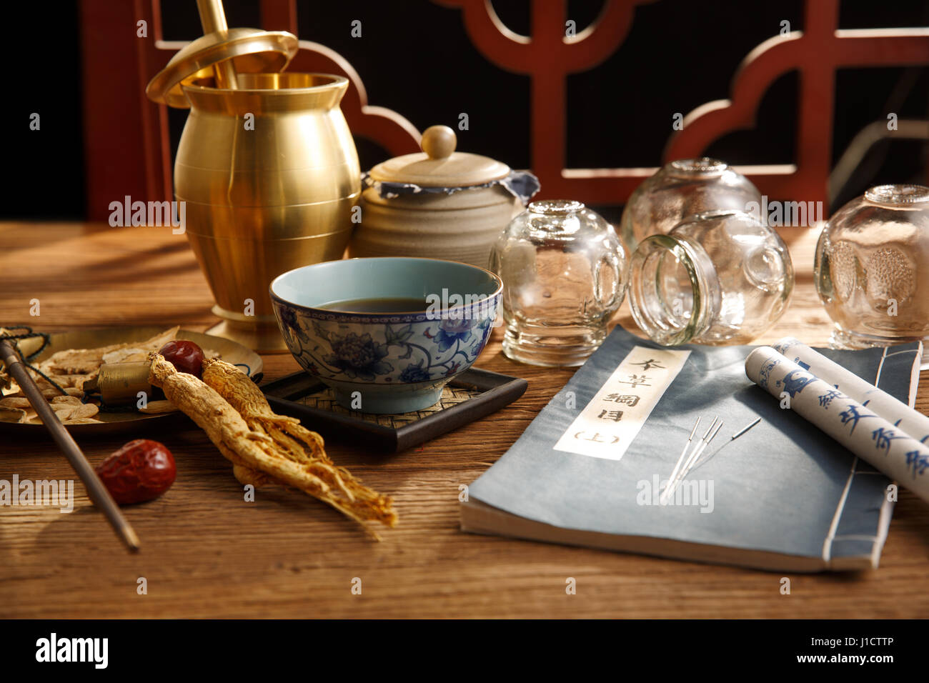 Traditional chinese pharmacy scale hi-res stock photography and images ...