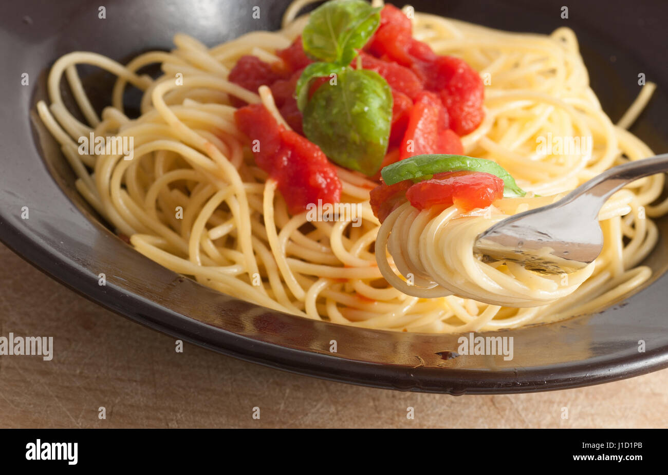 spaghetti with fresh tomato and basil Stock Photo - Alamy
