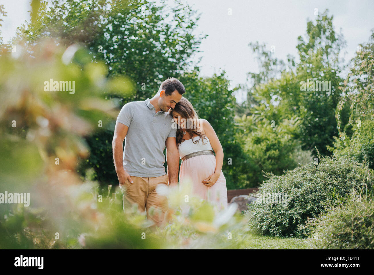 Soon-to-be-parents show their love Stock Photo - Alamy