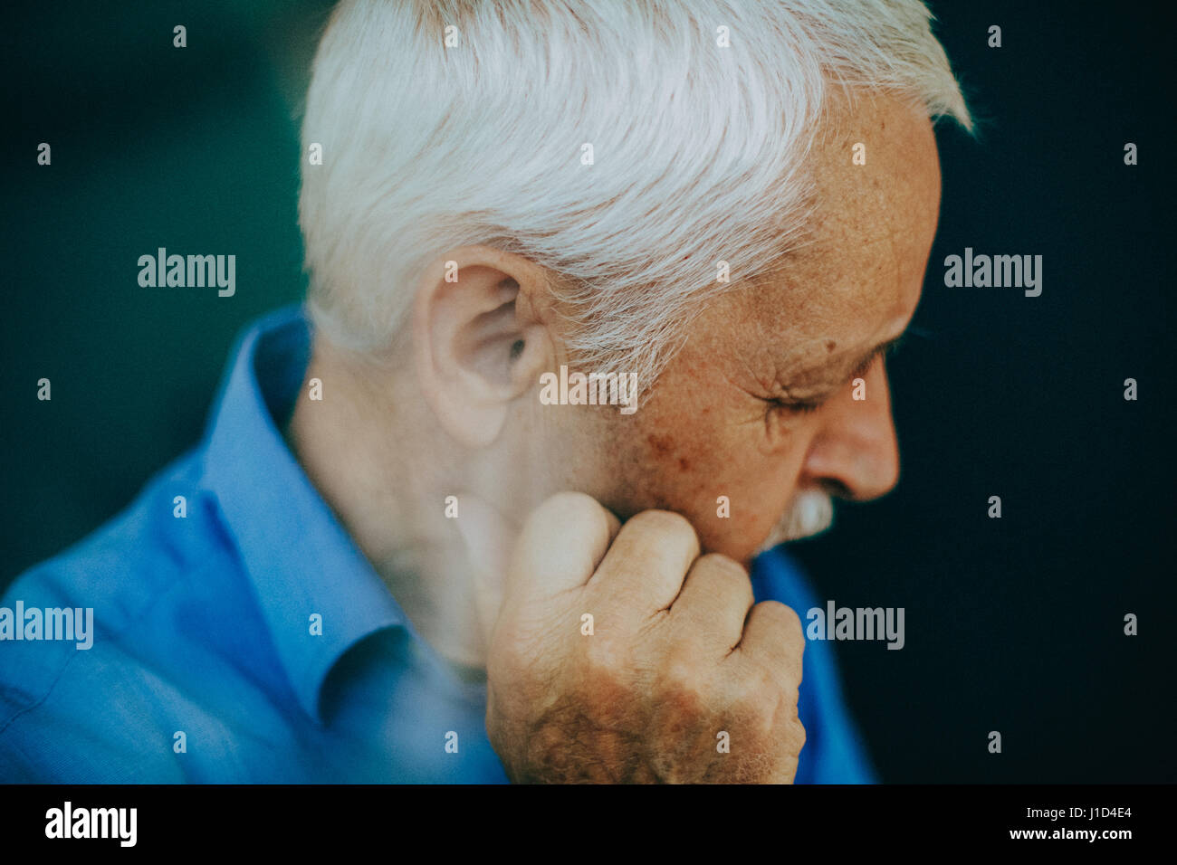 Thinking old man hi-res stock photography and images - Alamy