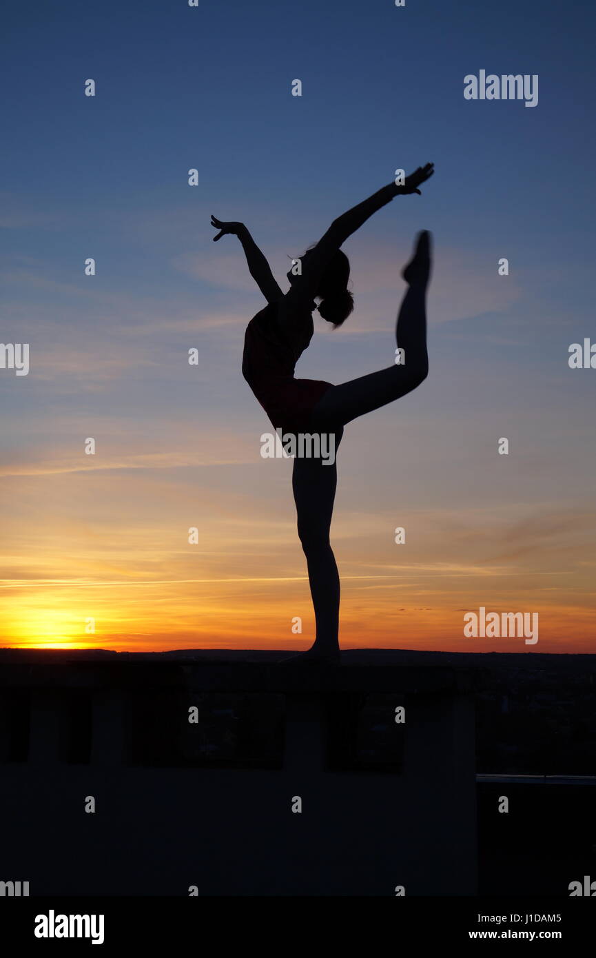 Gymnast splits beam hi-res stock photography and images - Alamy