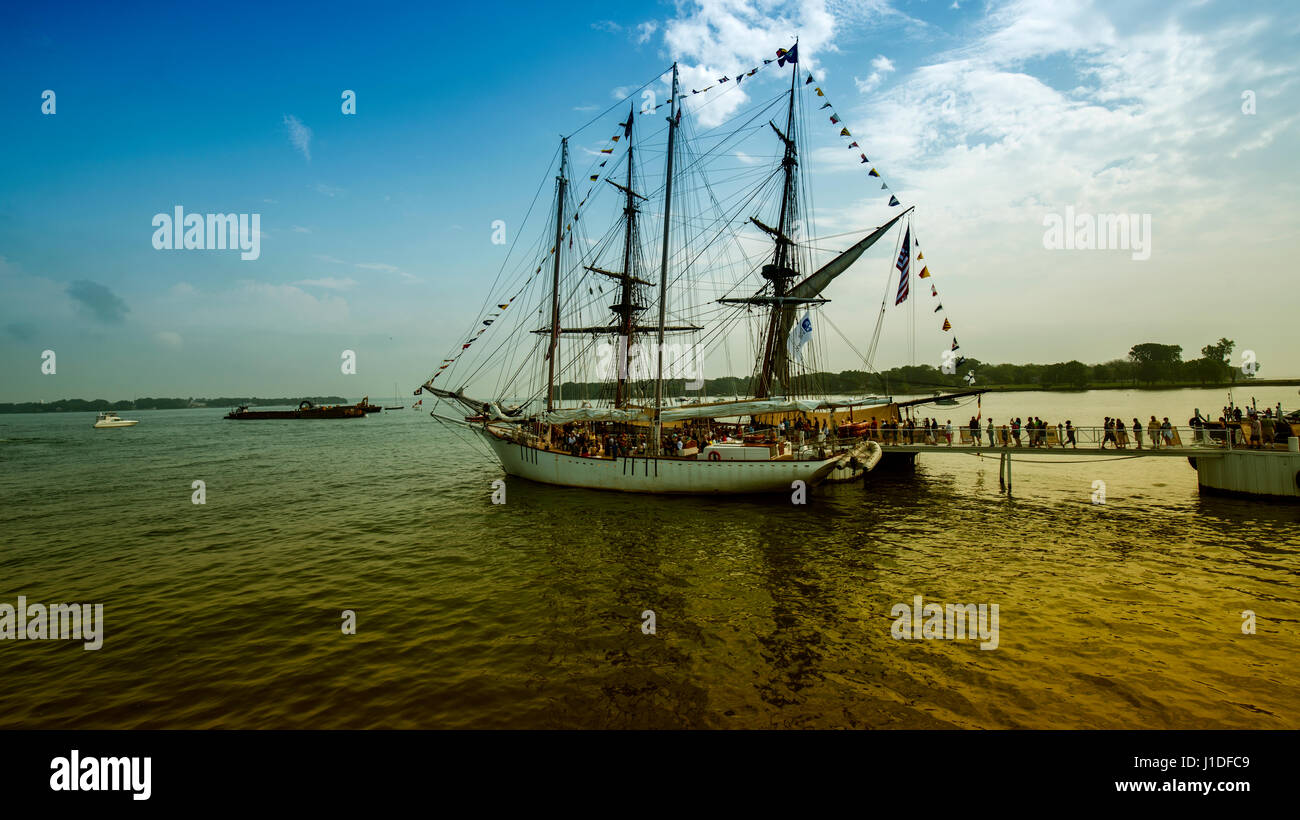 Big ships ships ships hi-res stock photography and images - Alamy
