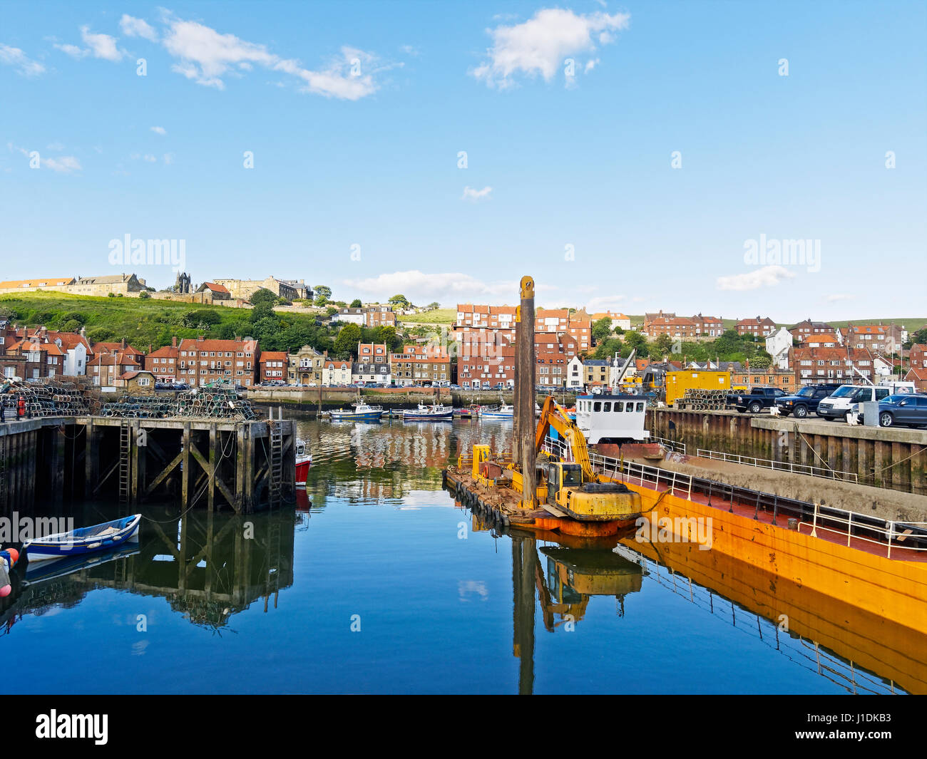 Looking out across the River Esk estuary in Whitby Stock Photo - Alamy