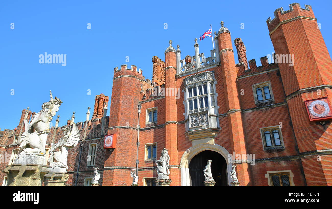 Entrance hampton court palace hi-res stock photography and images - Alamy