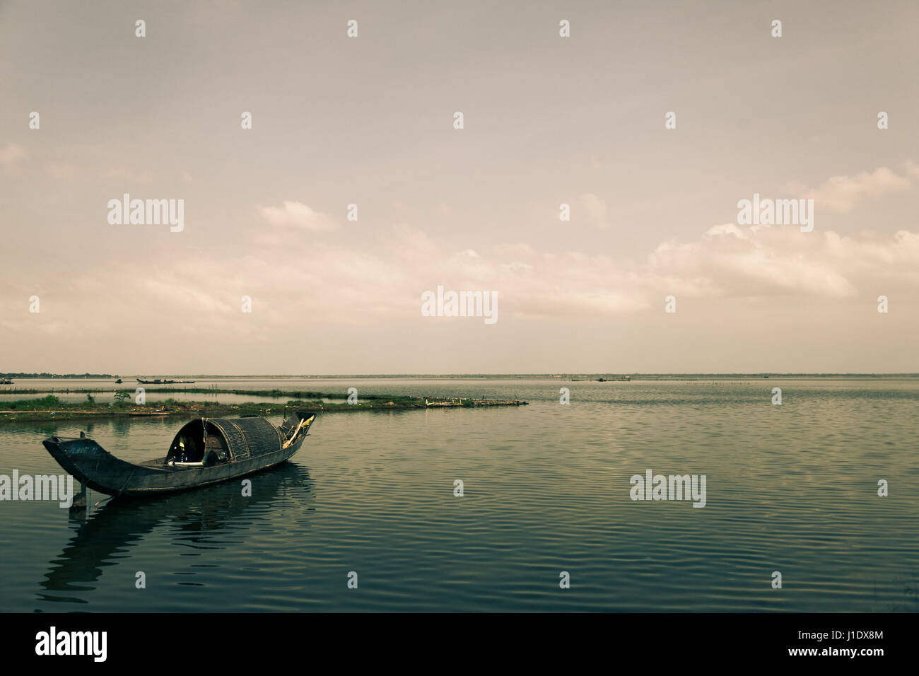 Traditional vietnamese fishing boat hi-res stock photography and images ...