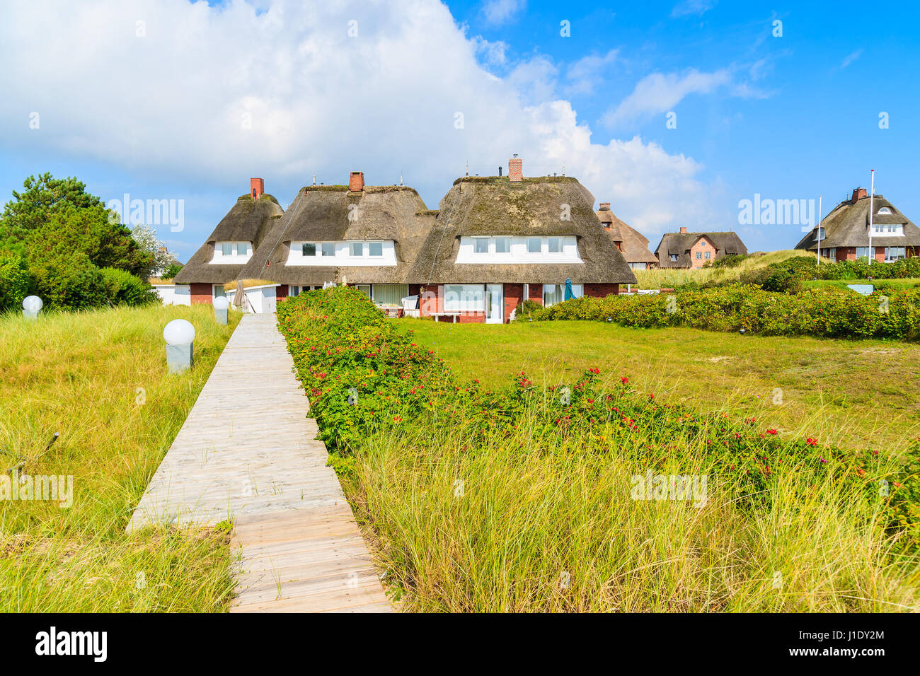 Path from beach to List village with typical straw roof houses, Sylt ...