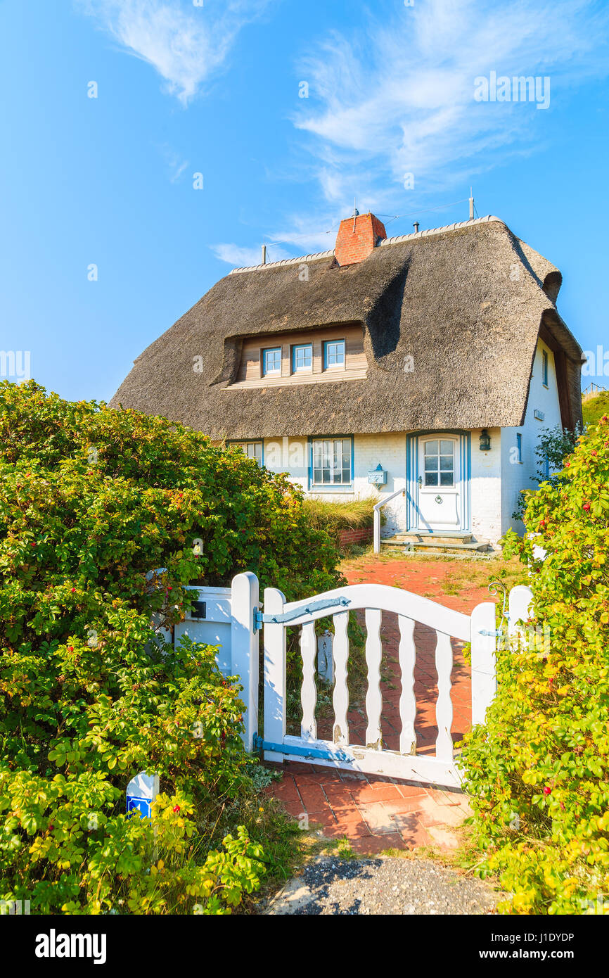 Straw island hi-res stock photography and images - Alamy