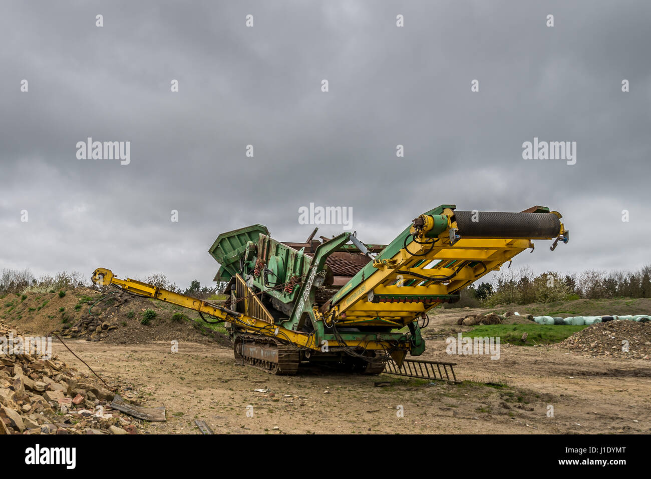 Viper discovery portable screener at a disused quarry in West Yorkshire ...