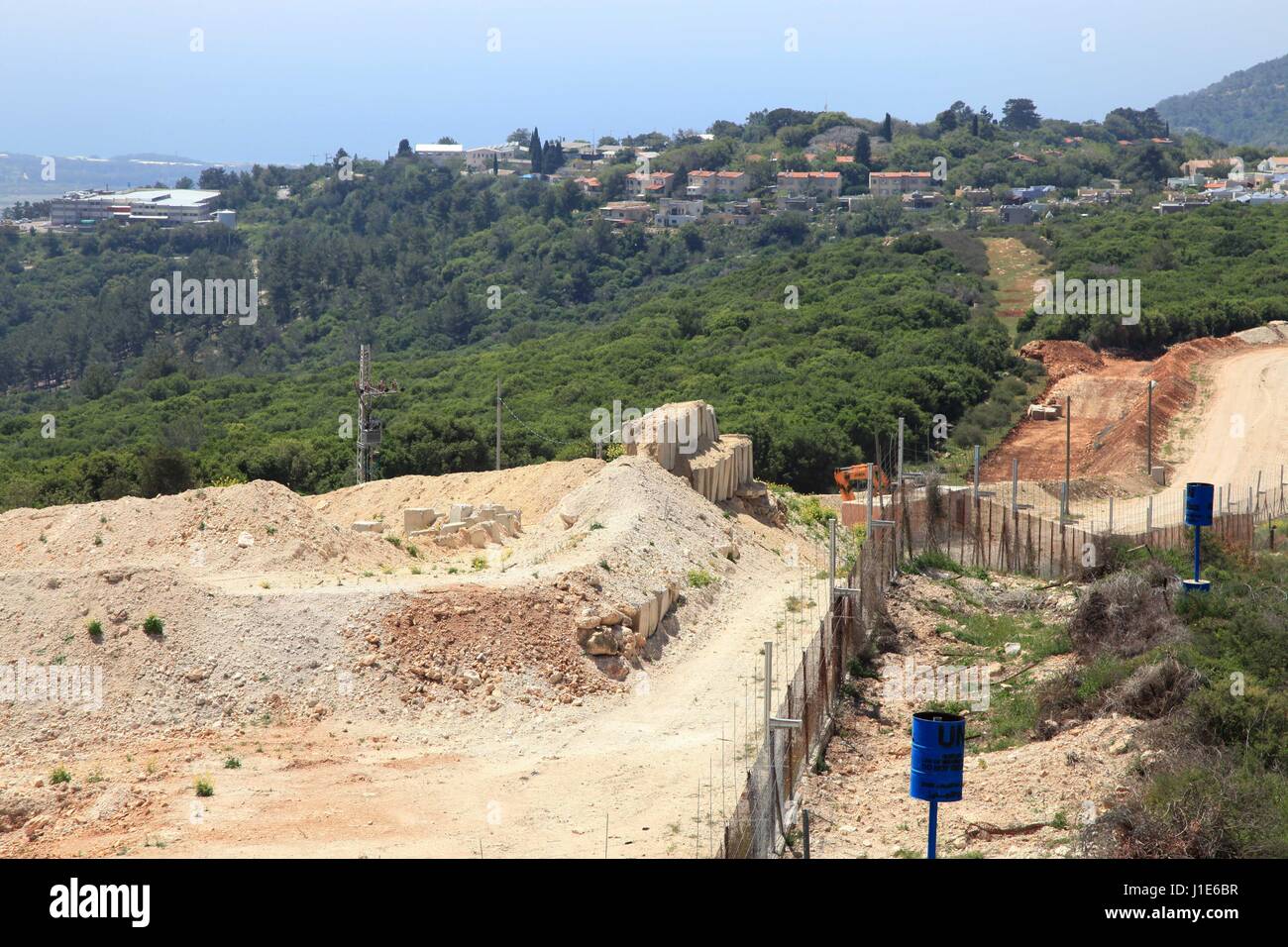 (170420) -- LEBANESE-ISRAELI BORDER, April 20, 2017 (Xinhua) -- Photo ...