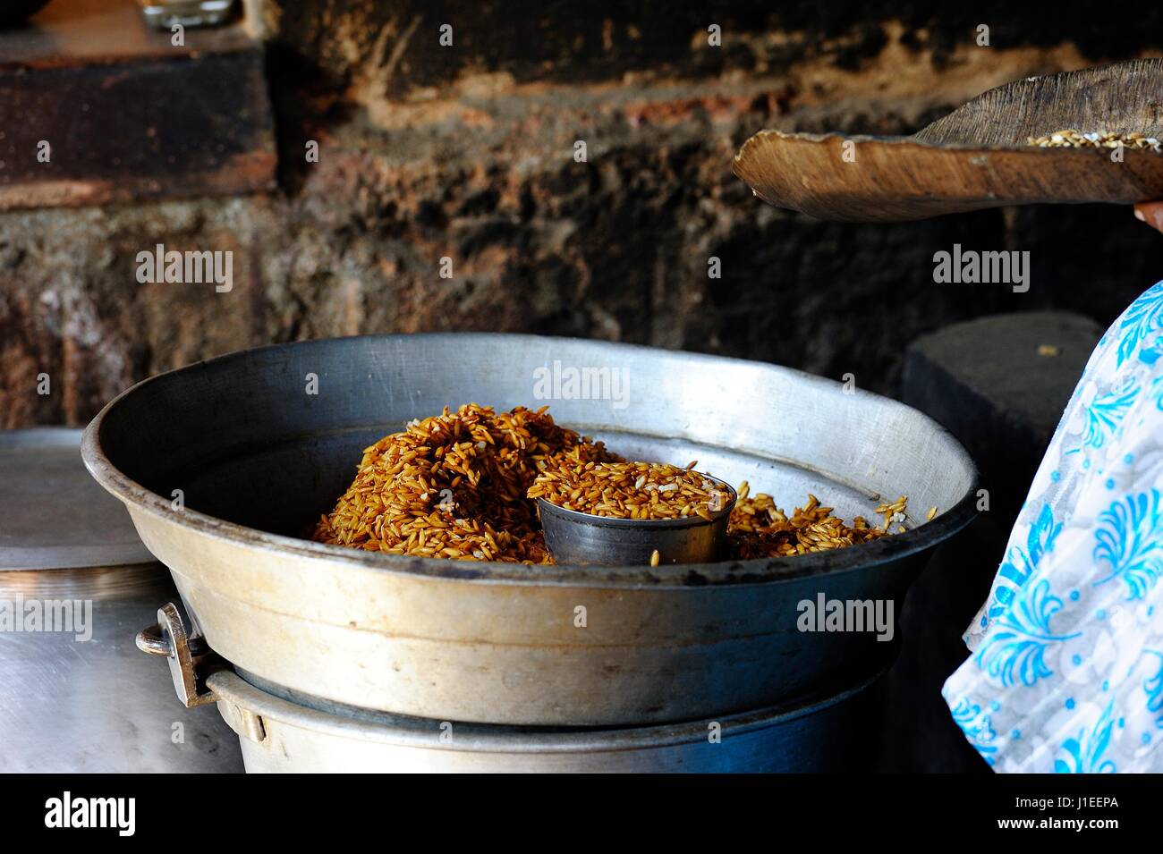 Pile of uncooked brown rice Stock Photo - Alamy