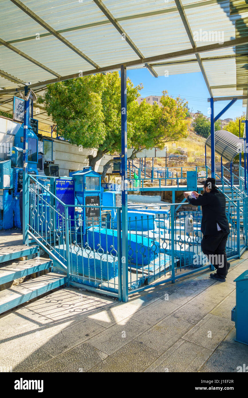 Rabbi isaac hi-res stock photography and images - Alamy