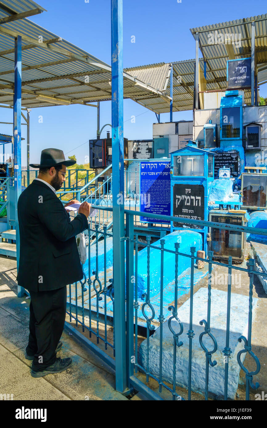 SAFED, ISRAEL - SEPTEMBER 18, 2015: Jewish man prays at the tomb of The ...