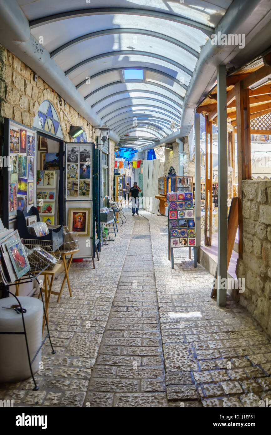 SAFED, ISRAEL - SEPTEMBER 18, 2015: An alley in the Jewish quarter ...