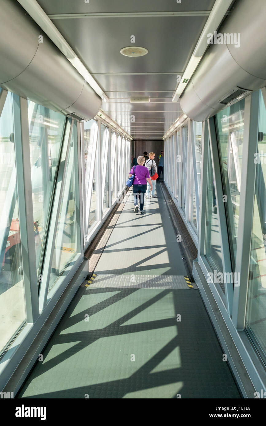 Passengers boarding an aircraft on a jetbridge Stock Photo - Alamy