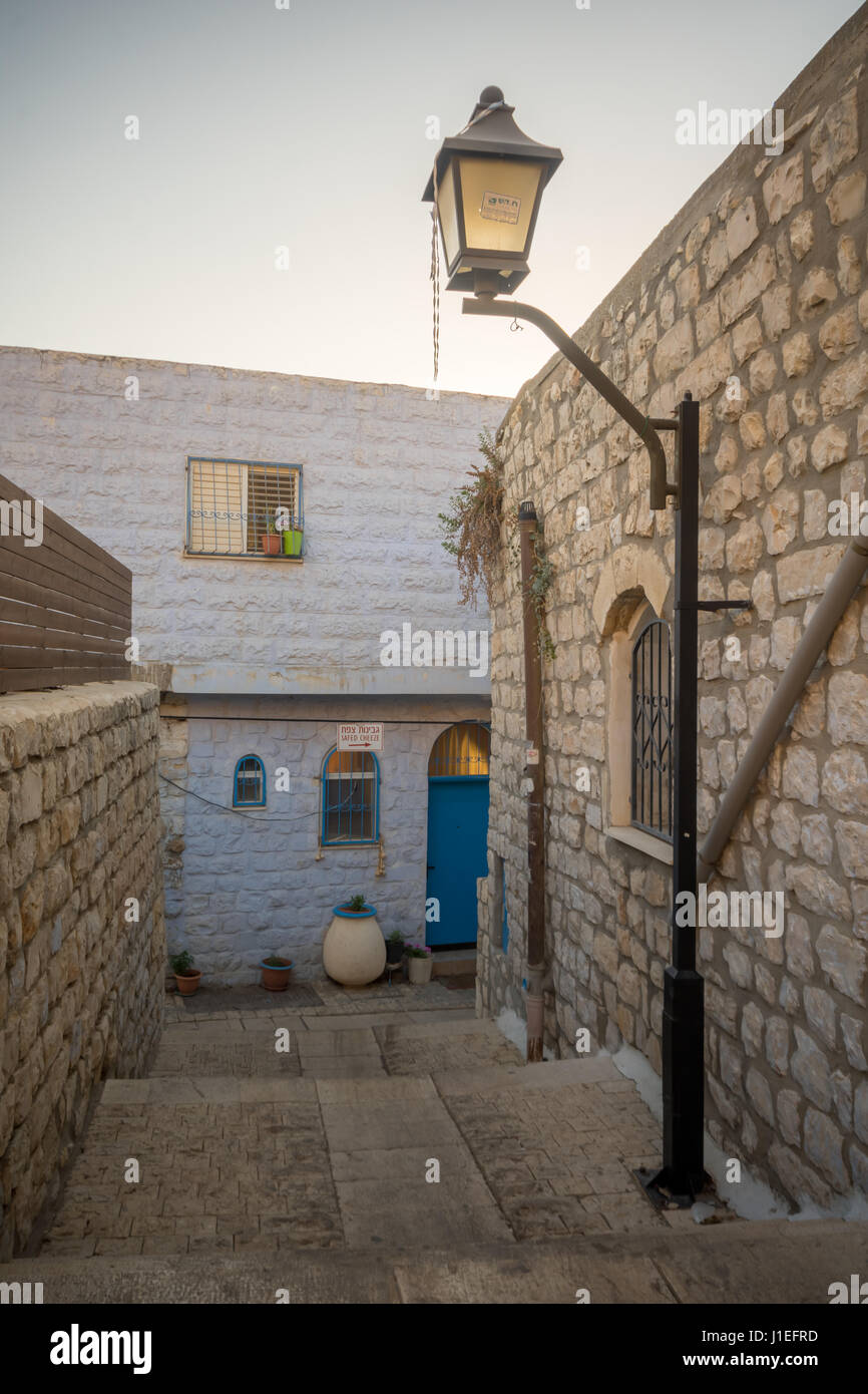 SAFED, ISRAEL - SEPTEMBER 14, 2016: An alley in the Jewish quarter of ...