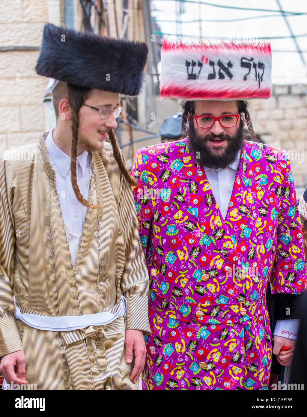 Men in traditional jewish clothing hi-res stock photography and images ...