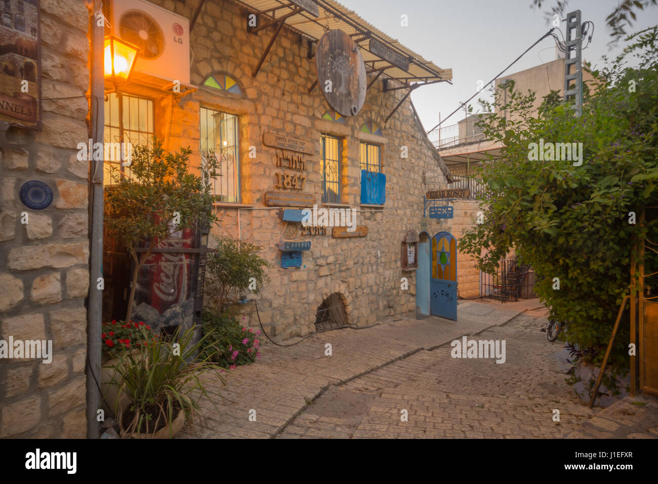 SAFED, ISRAEL - SEPTEMBER 14, 2016: An alley in the Jewish quarter of ...