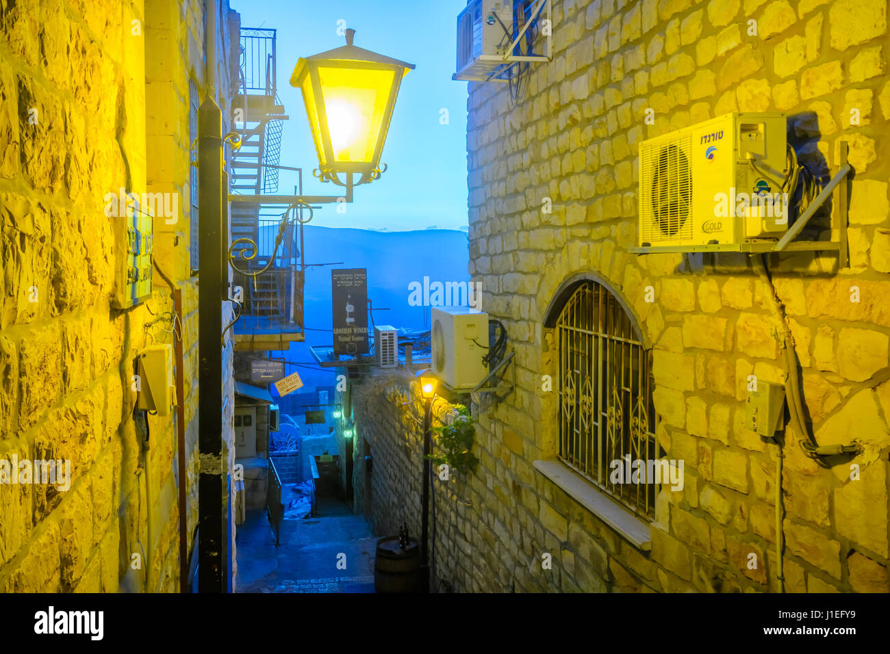 SAFED, ISRAEL - SEPTEMBER 14, 2016: An alley in the Jewish quarter of ...