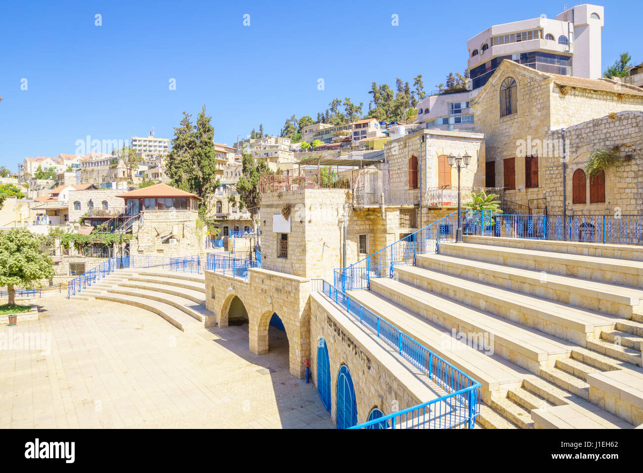 SAFED, ISRAEL - SEPTEMBER 18, 2015: An alley in the artist quarter ...