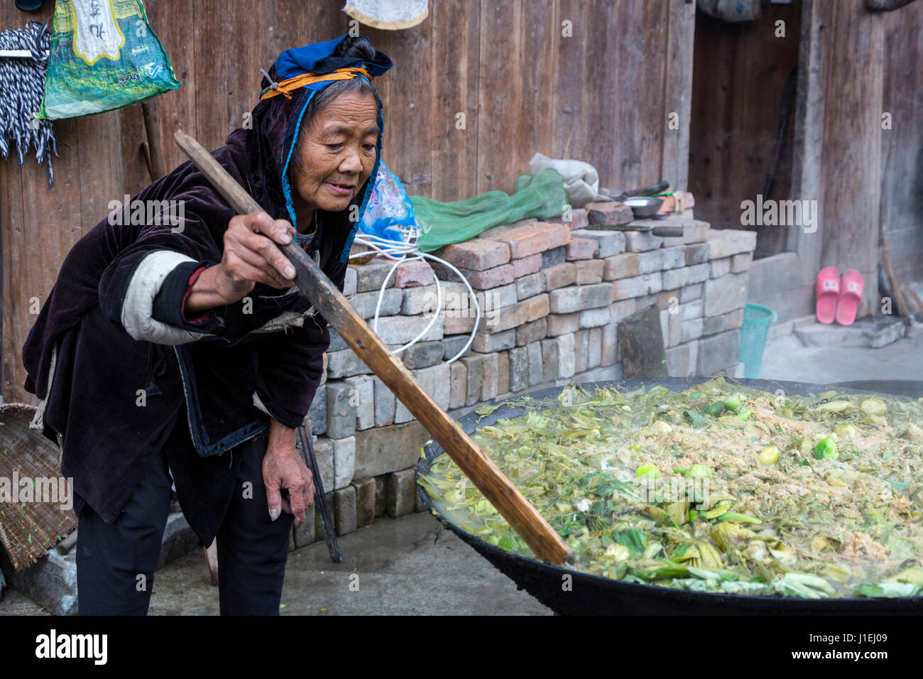 Chinese women cooking hi-res stock photography and images - Alamy
