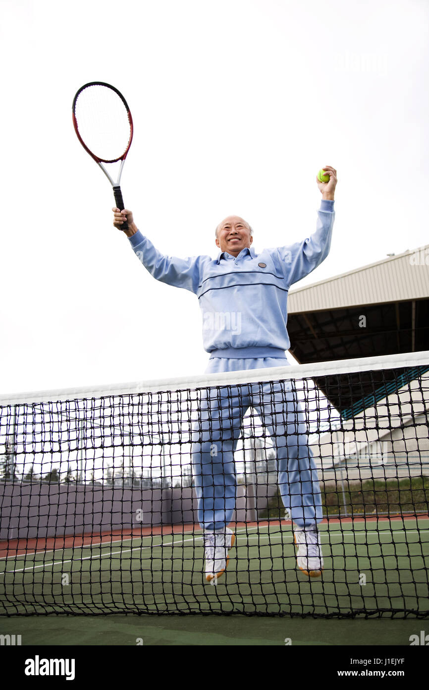 Old man tennis serve hi-res stock photography and images - Alamy