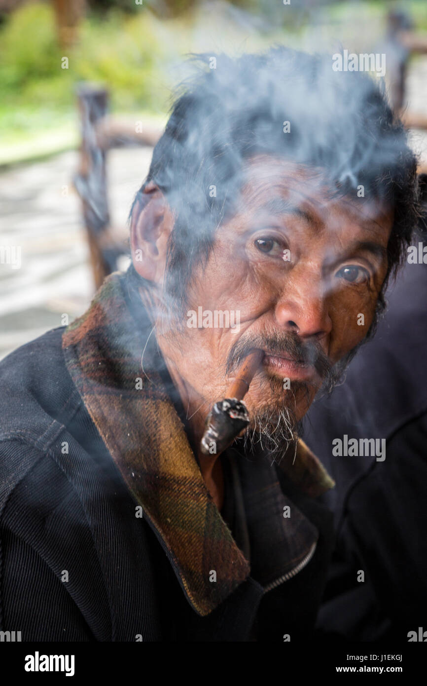 Group smoking pipe hi-res stock photography and images - Alamy