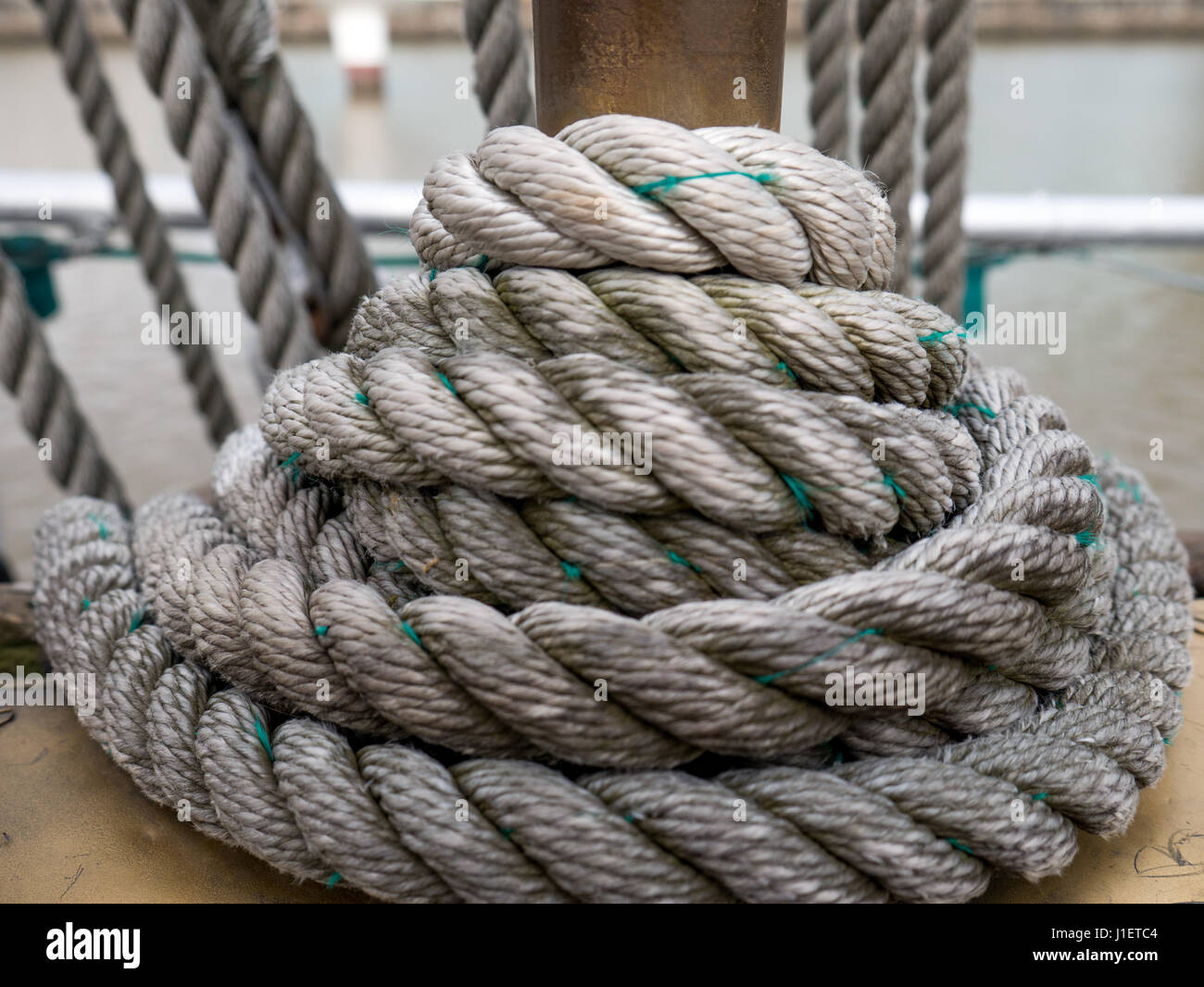 Tight rope knot on wood of ship Stock Photo - Alamy