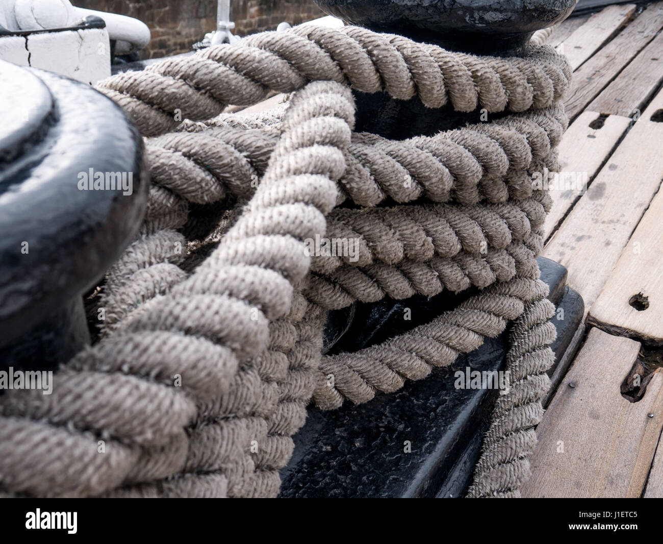 Tight rope knot on wood of ship Stock Photo - Alamy