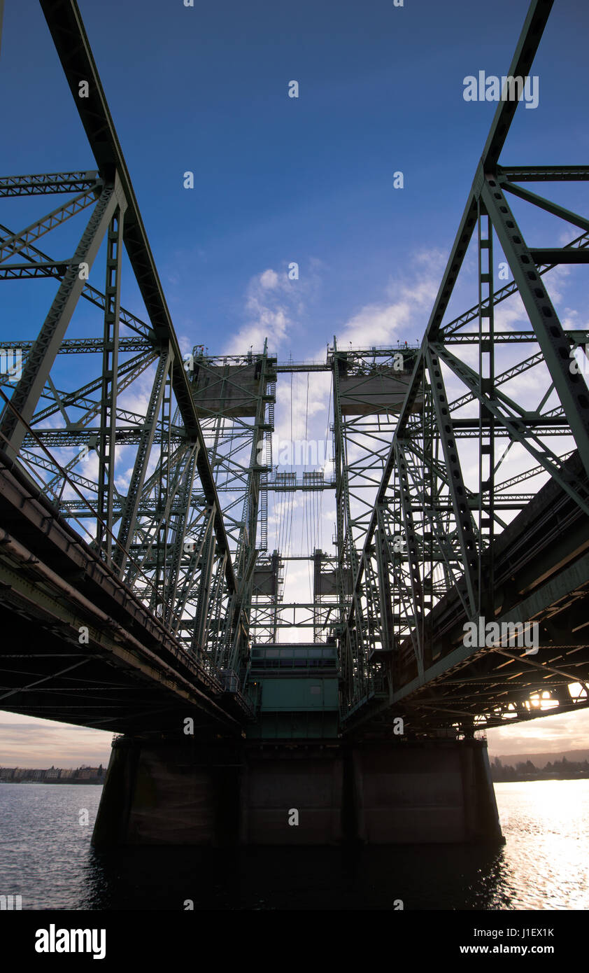 Bridge over the Columbia River which forms the federal highway ...