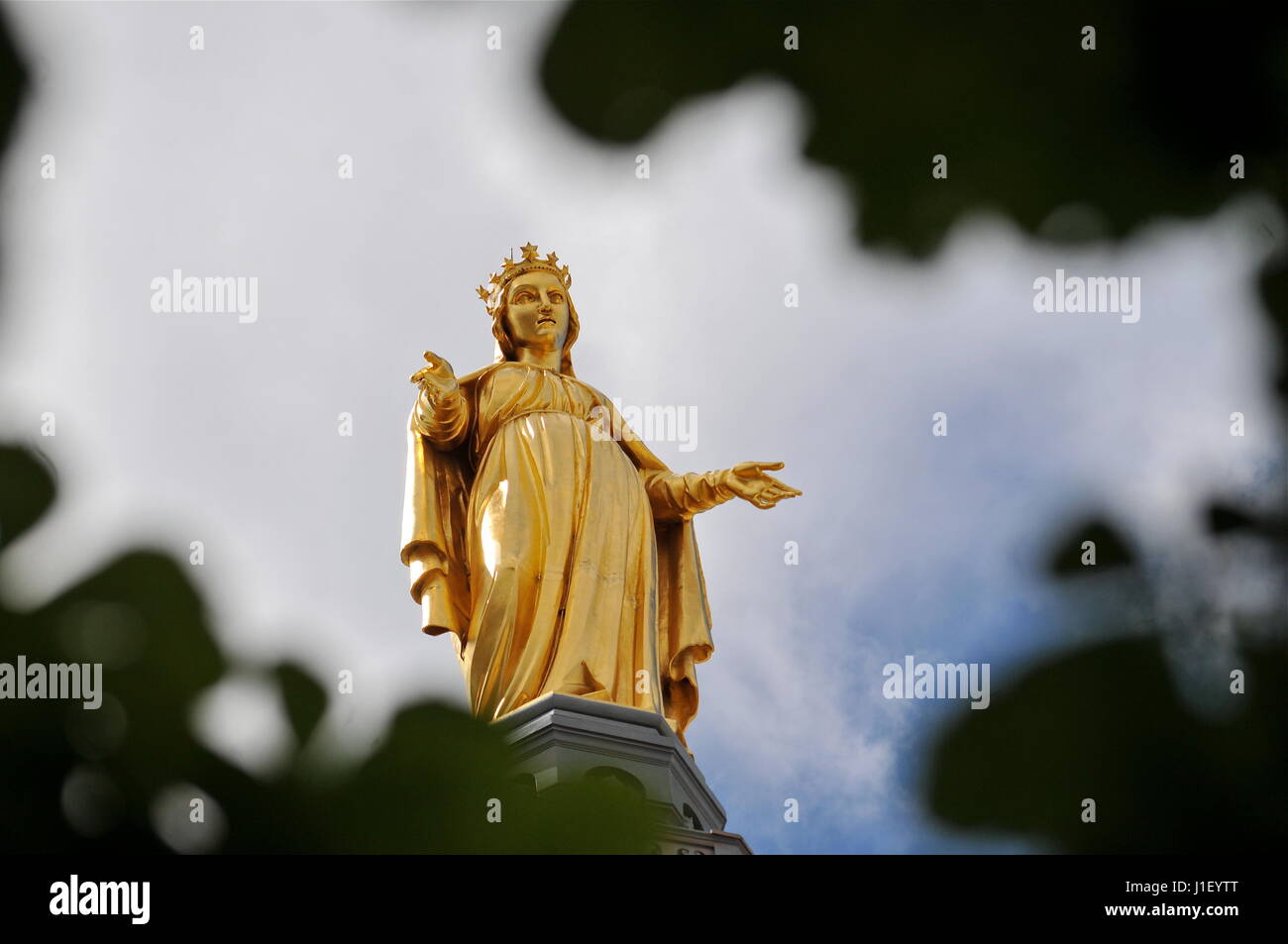 Golden statue virgin mary looks hi-res stock photography and images - Alamy