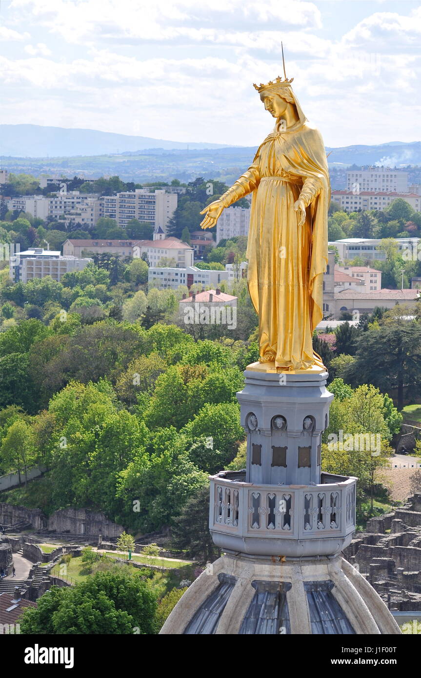 Golden statue virgin mary looks hi-res stock photography and images - Alamy