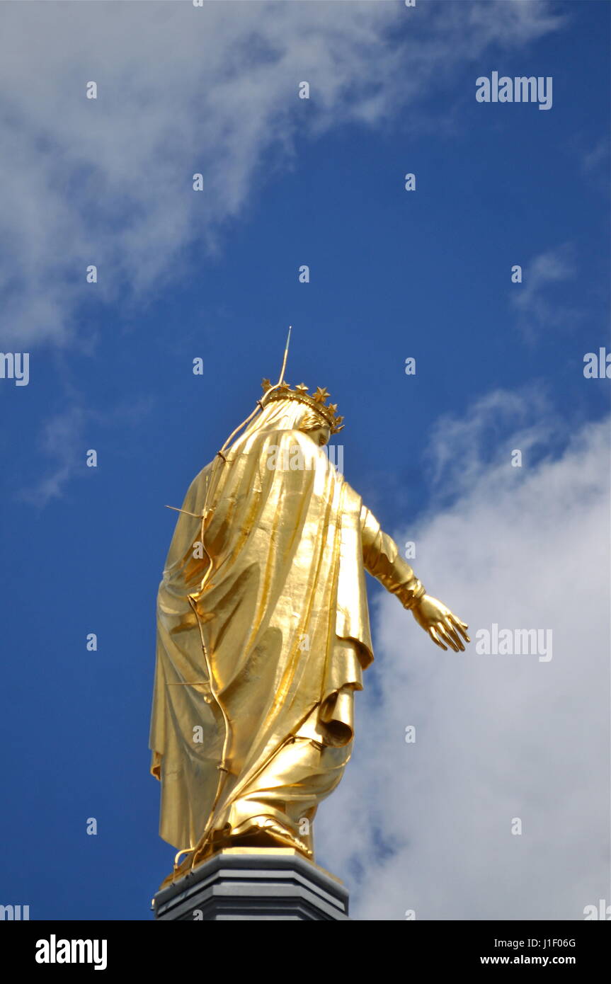 Golden statue virgin mary looks hi-res stock photography and images - Alamy