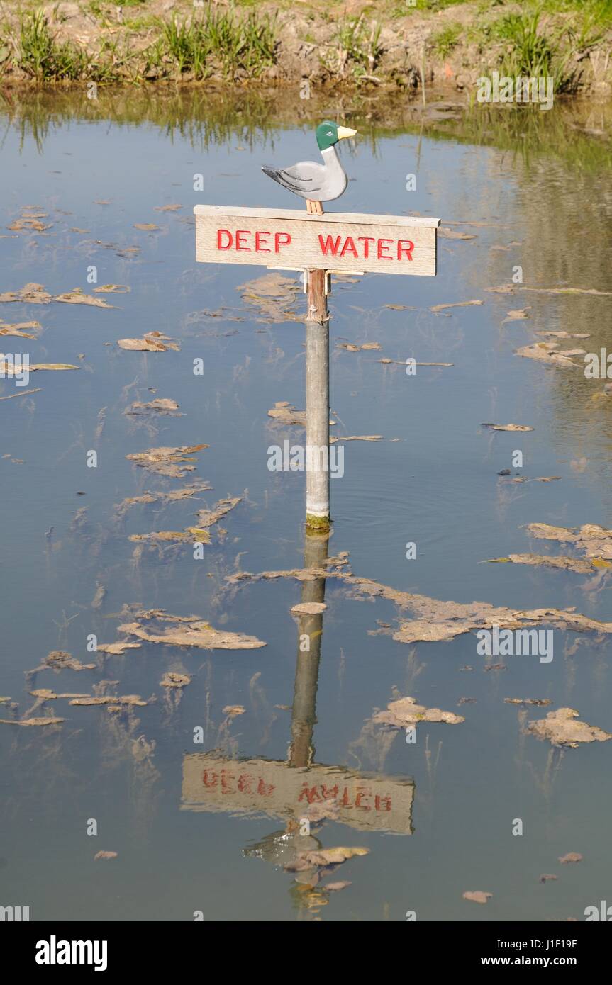 Pond sign hi-res stock photography and images - Alamy
