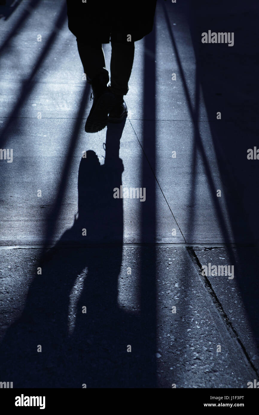 Man dark street night hi-res stock photography and images - Alamy