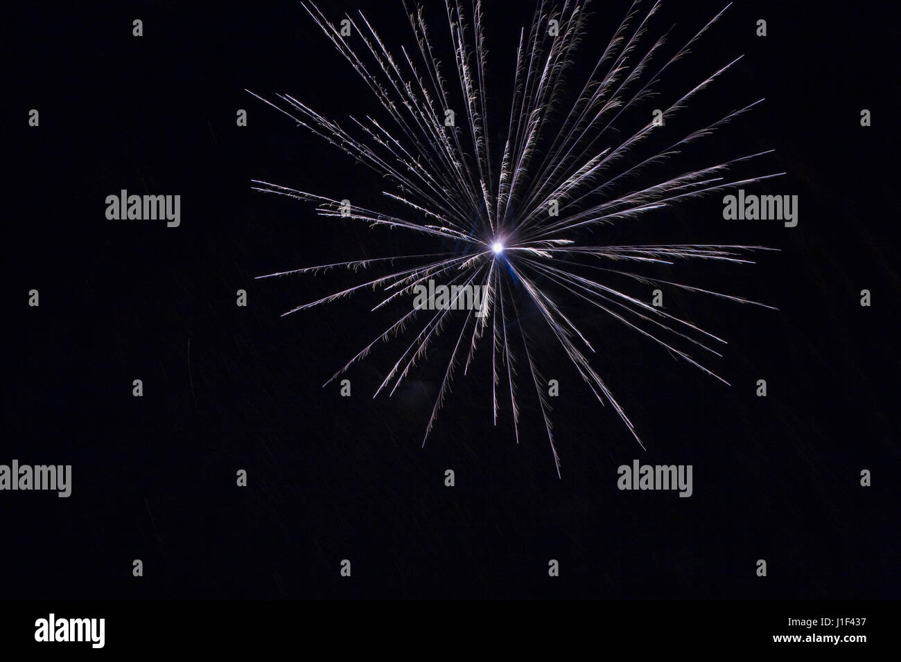 White fireworks hi-res stock photography and images - Alamy