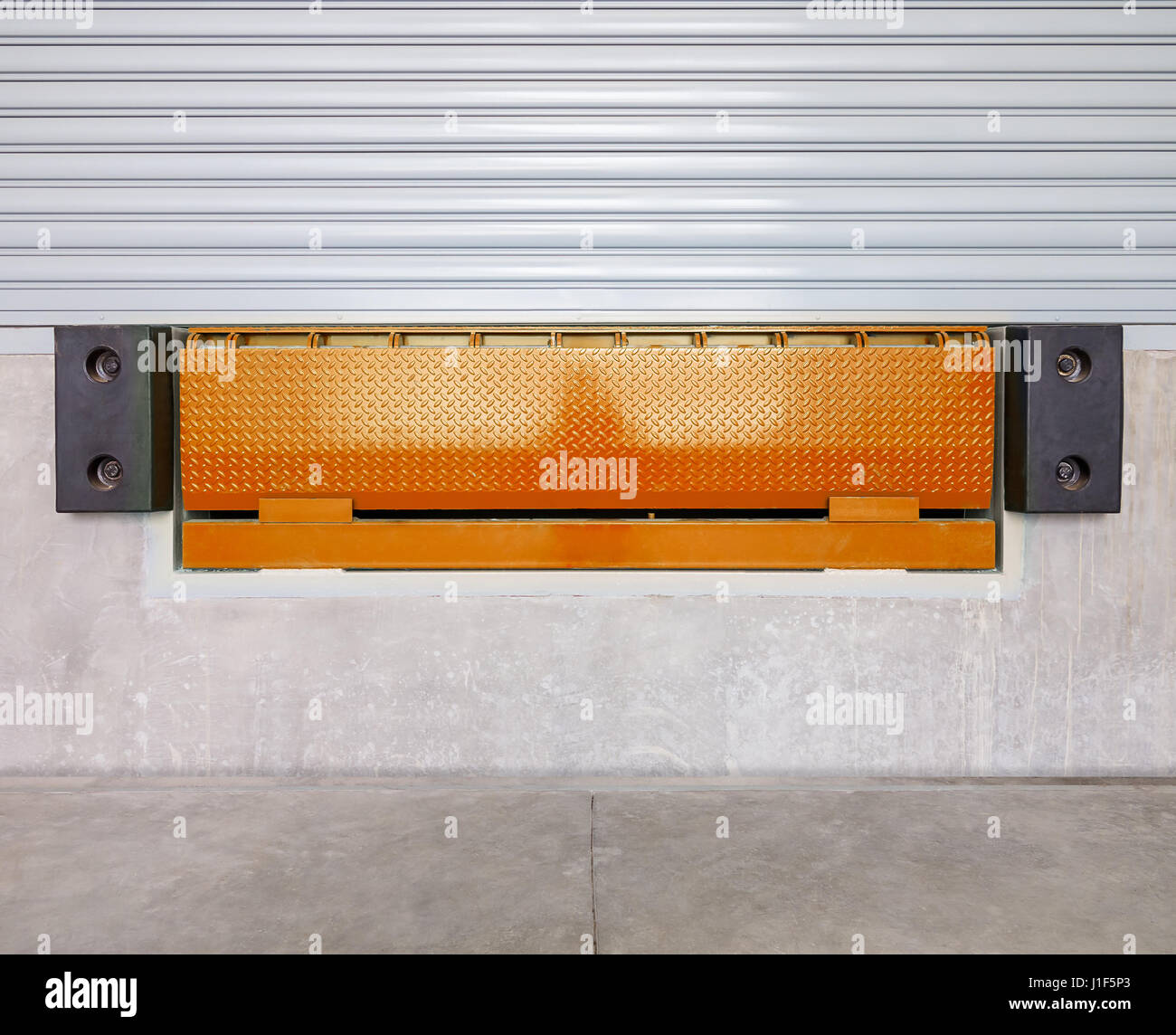 Empty factory wall shutter hi-res stock photography and images - Alamy