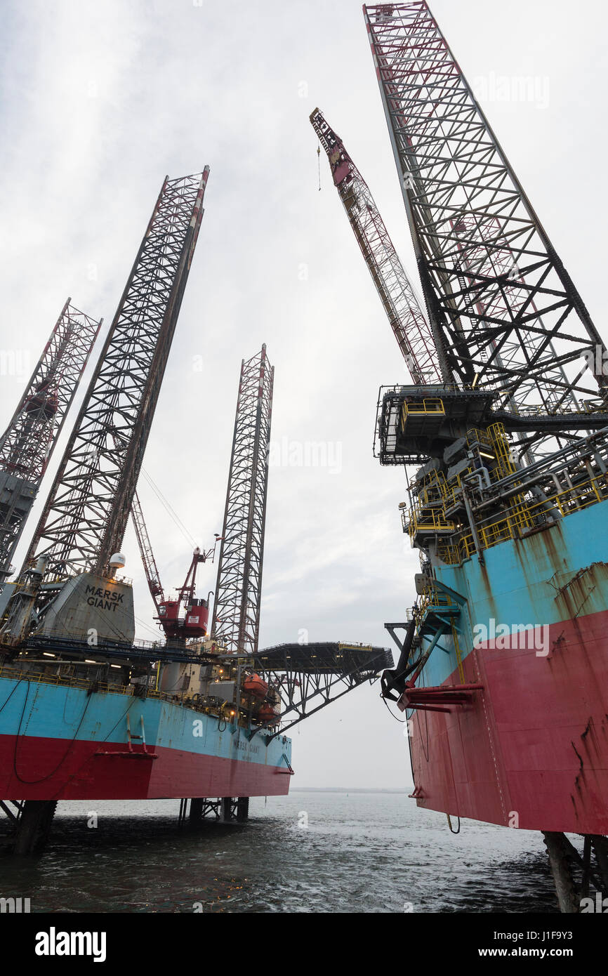 Laid up oil rig hi-res stock photography and images - Alamy