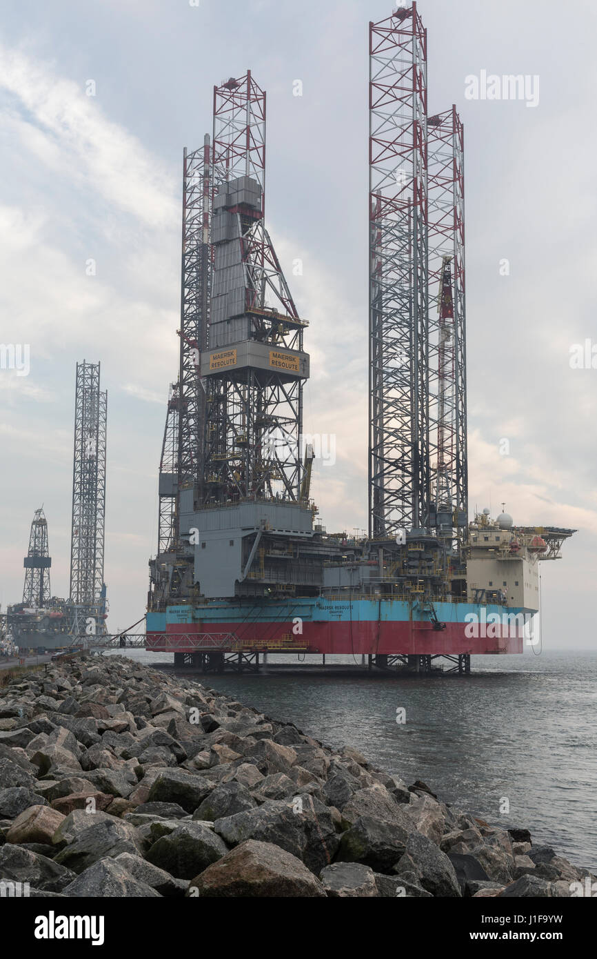 Offshore rigs hi-res stock photography and images - Alamy